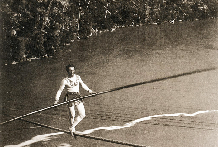 Blondin Crosses the Niagara Gorge on a Tightrope – Ingliando